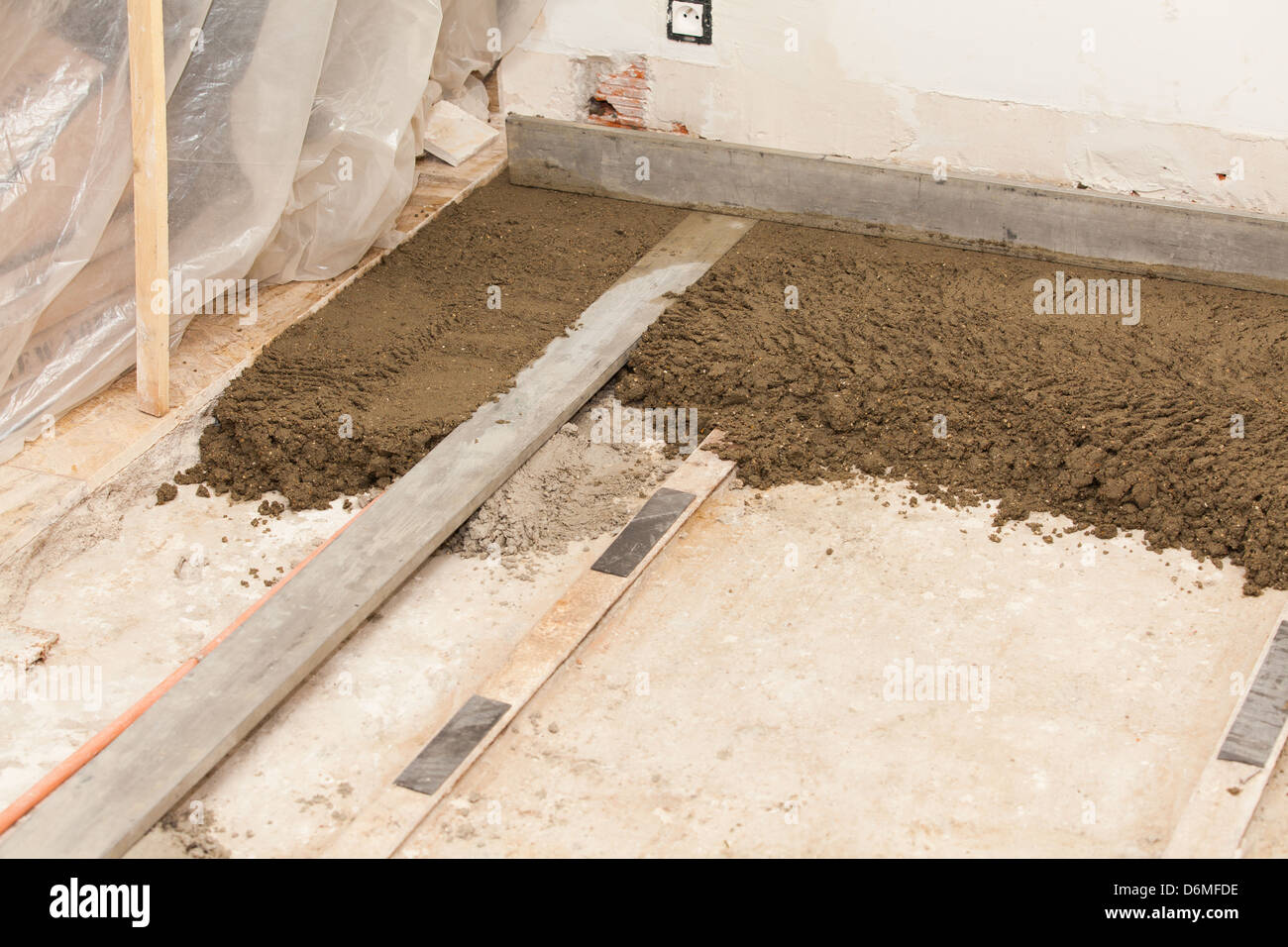 Mason building screed coat hi-res stock photography and images - Alamy
