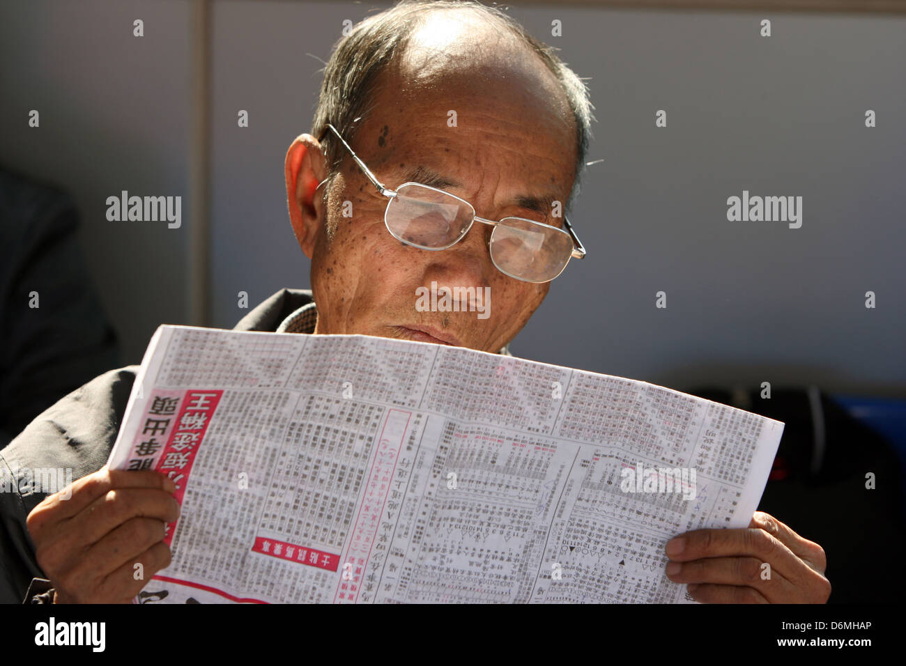 Hong Kong, China, Man reading a newspaper Stock Photo - Alamy