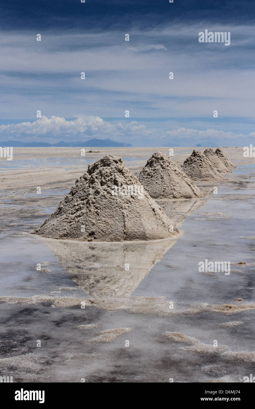 Uyuni salt flats reflection pyramid hi-res stock photography and images ...