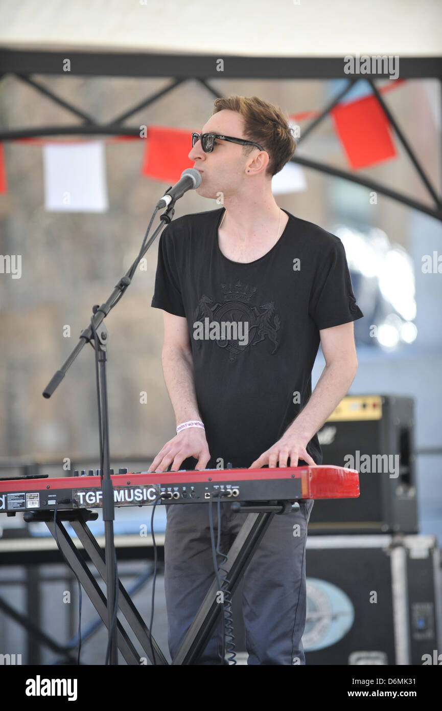 Trafalgar Square, London, UK. 20th April 2013. A singer entertains the ...