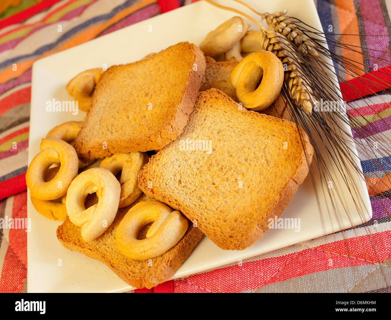 Fette biscottate dorate golden rusks Stock Photo - Alamy