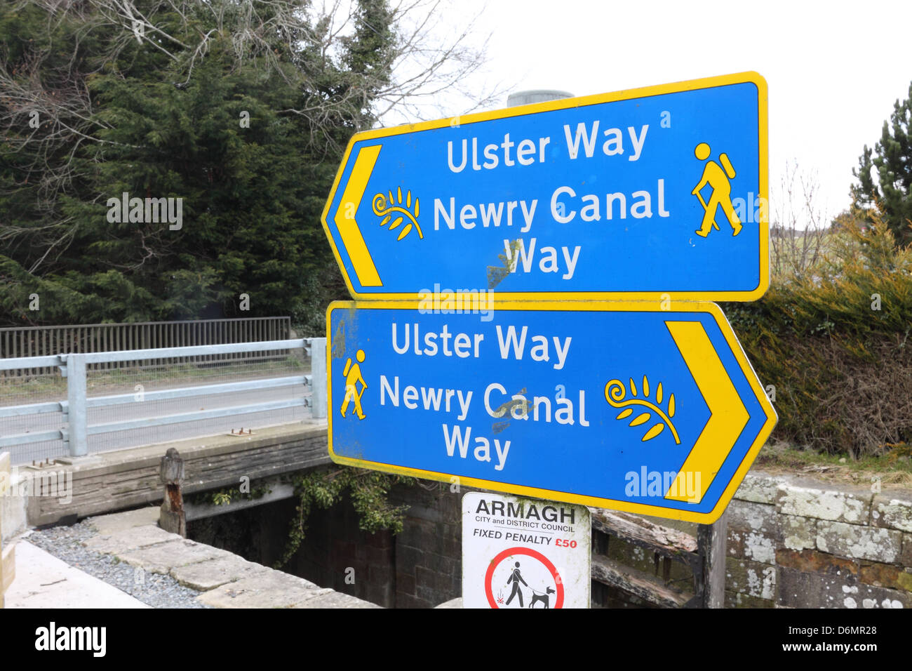 Walking sign ireland hi-res stock photography and images - Alamy