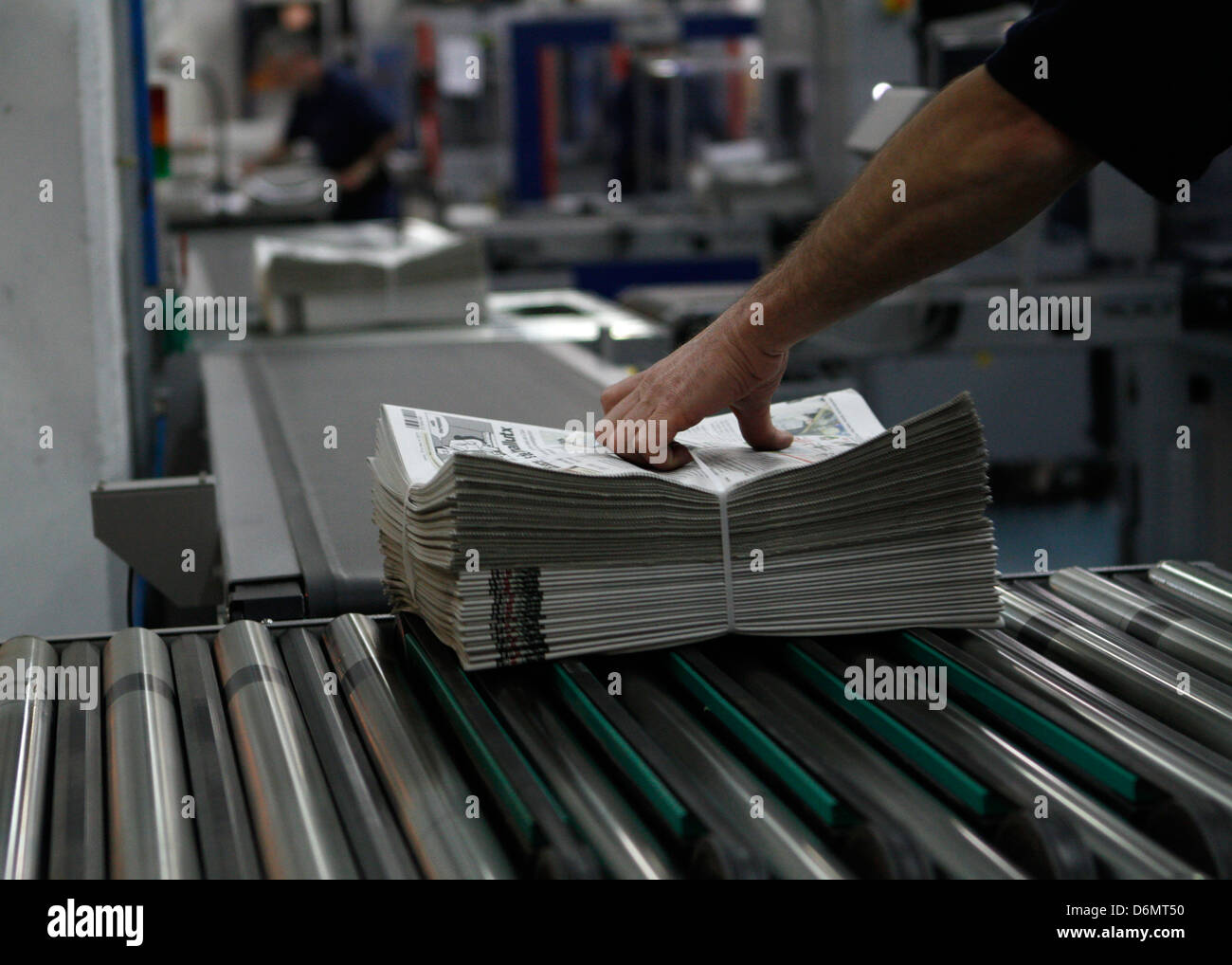 Newspaper worker printing press hi-res stock photography and images - Alamy
