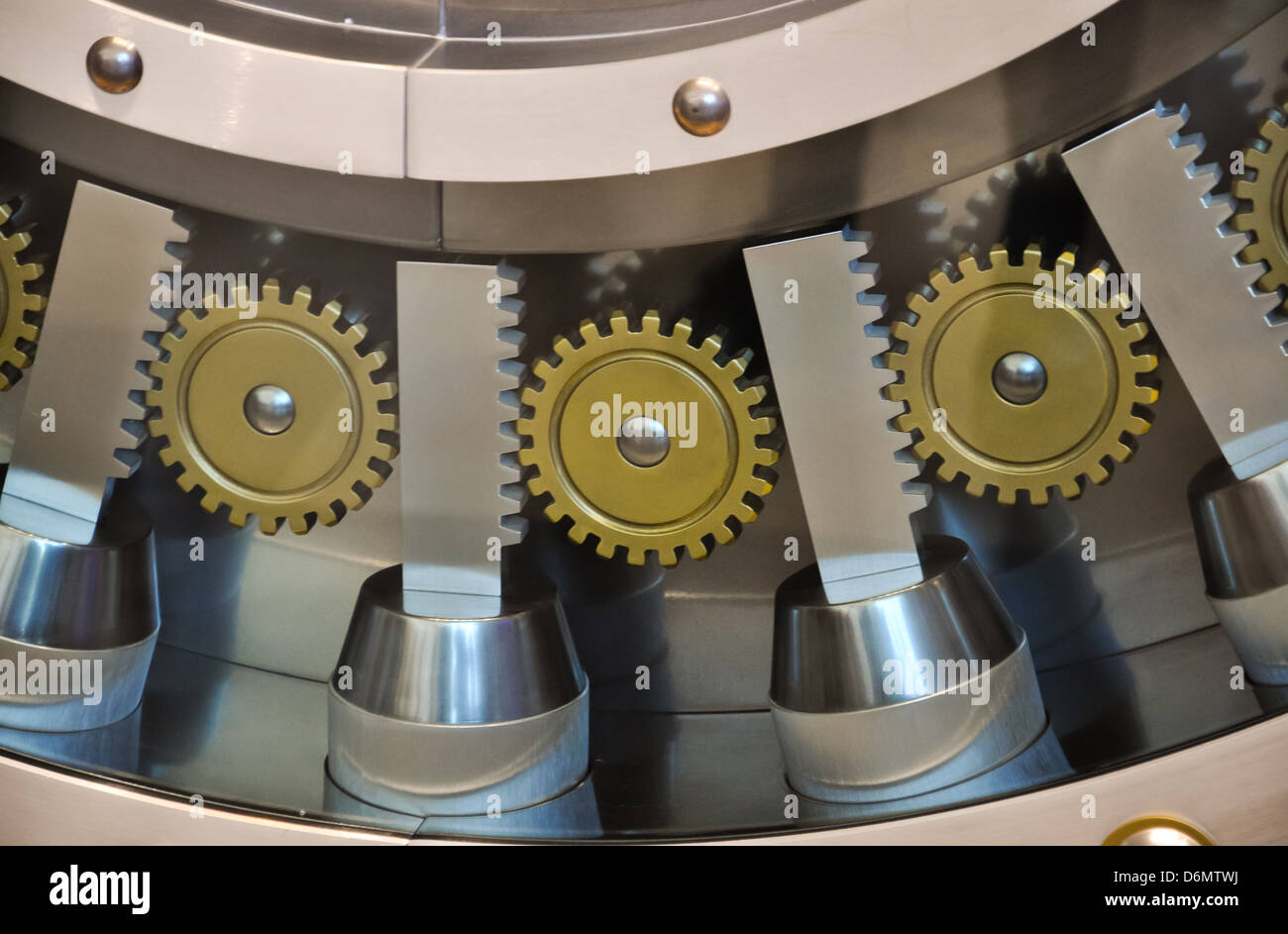 Bank vault door gears hi-res stock photography and images - Alamy