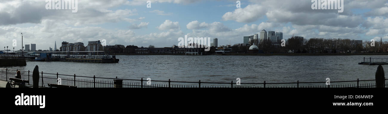 london skyline cityscape river thames boats water Stock Photo - Alamy