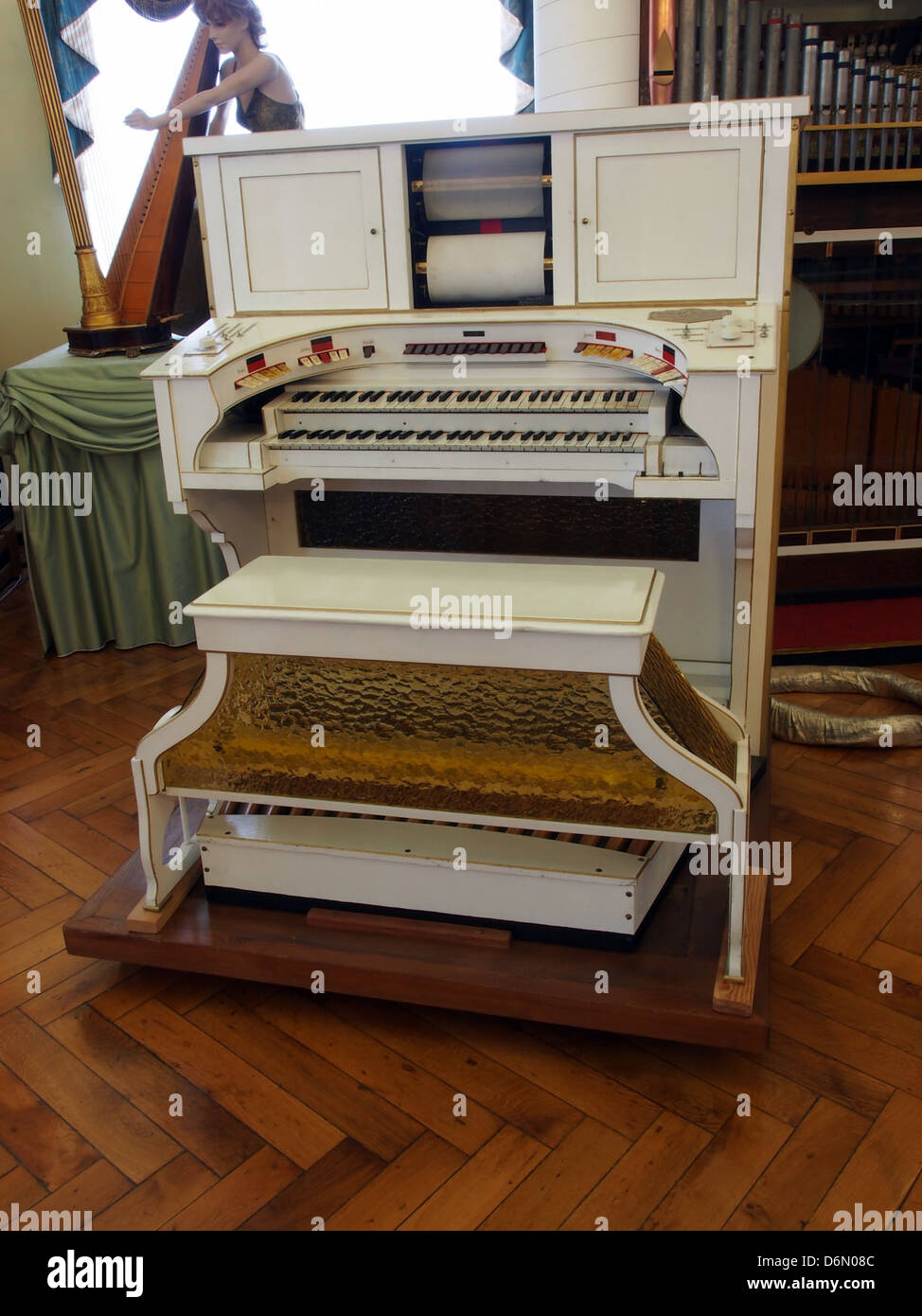 Cinema organ hi-res stock photography and images - Alamy