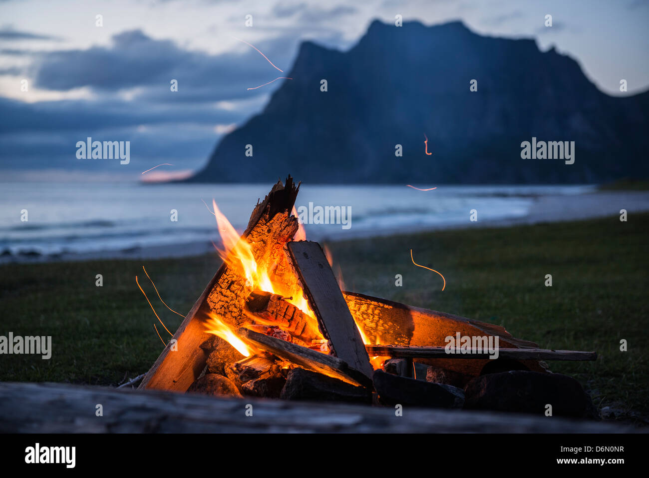 Campfire by the sea hi-res stock photography and images - Alamy