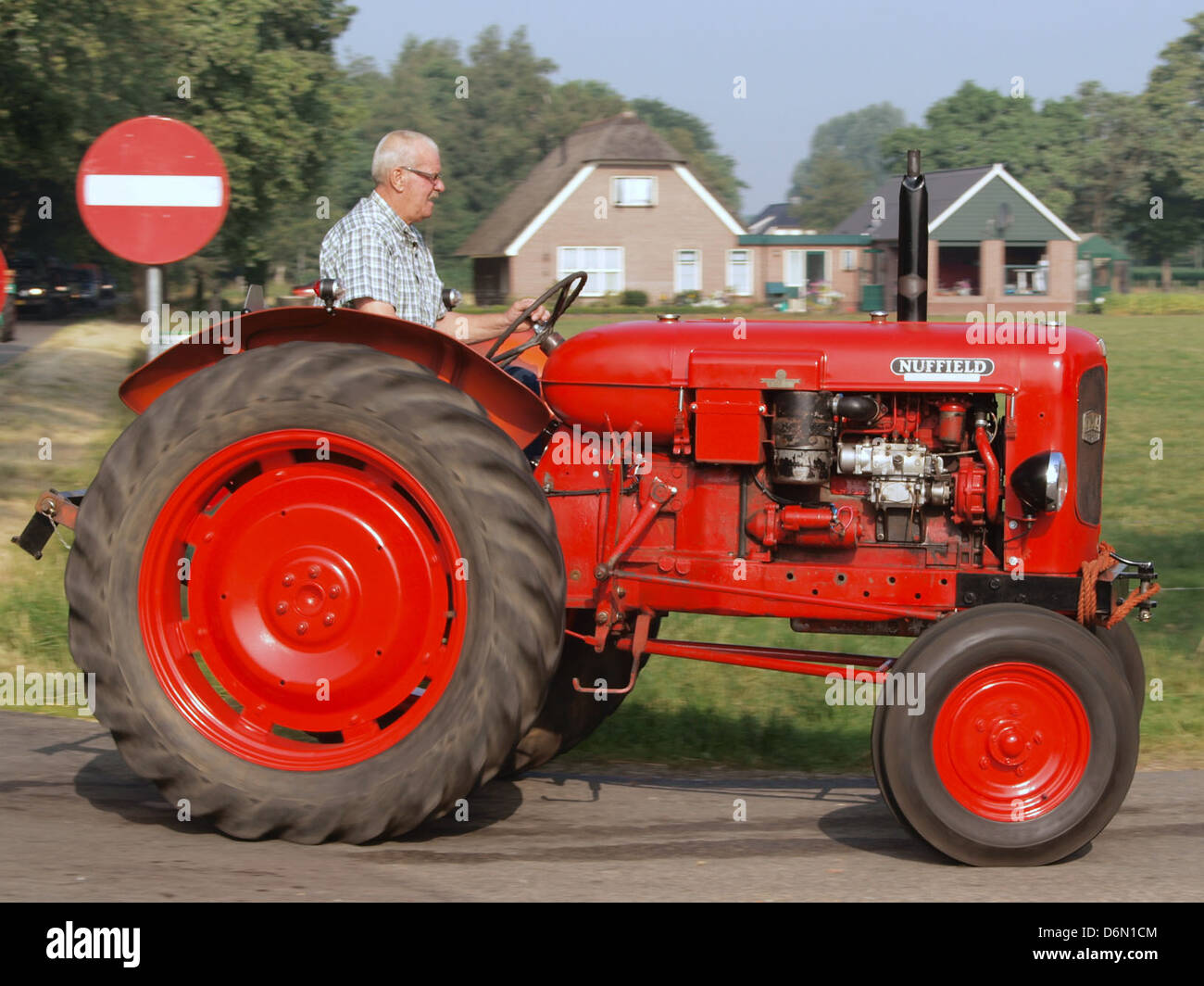 British farm 1950s hi-res stock photography and images - Alamy