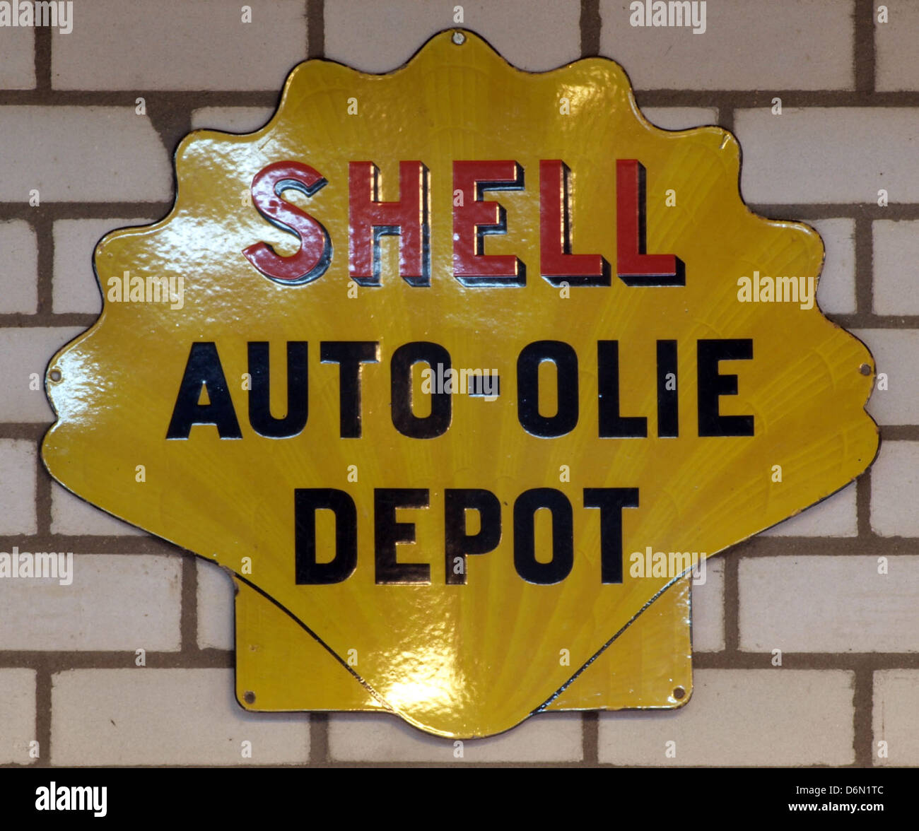 Enamel sign shell hi-res stock photography and images - Alamy