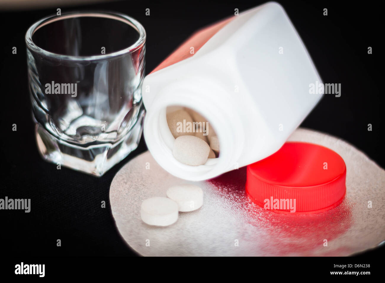 Open pill bottle hi-res stock photography and images - Alamy