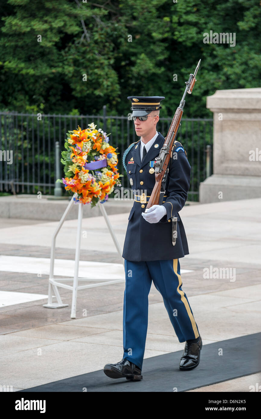 Arlington cemetery guards hi-res stock photography and images - Alamy