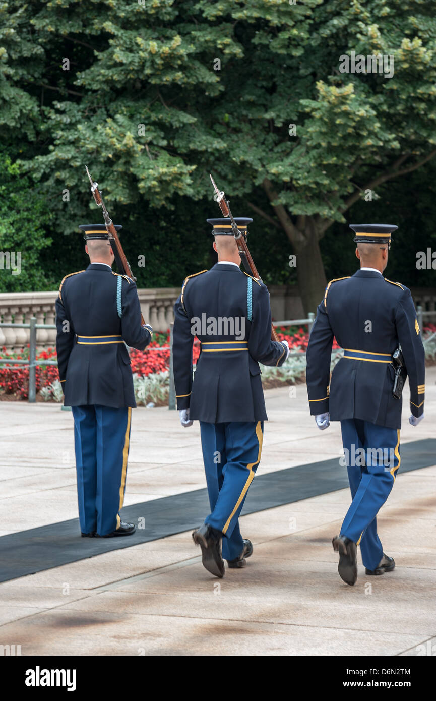 Guards at the tomb of the unknown soldier in the National War Cemetery ...