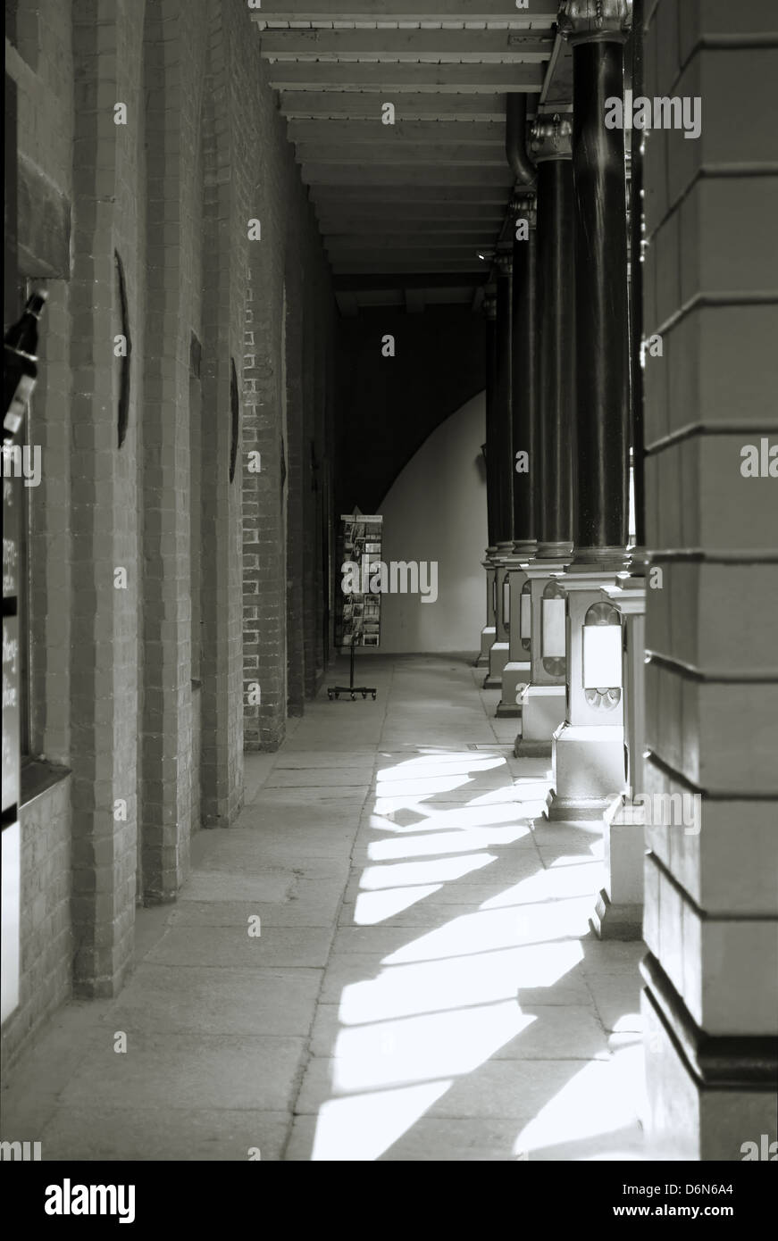 Golden decorated columns hi-res stock photography and images - Alamy