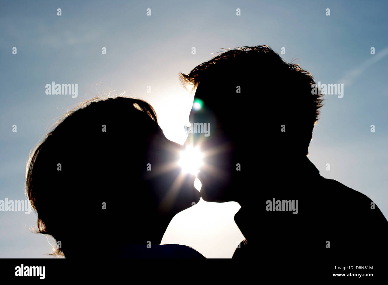 Couples Kissing With Sunlight High Resolution Stock Photography and Images - Alamy