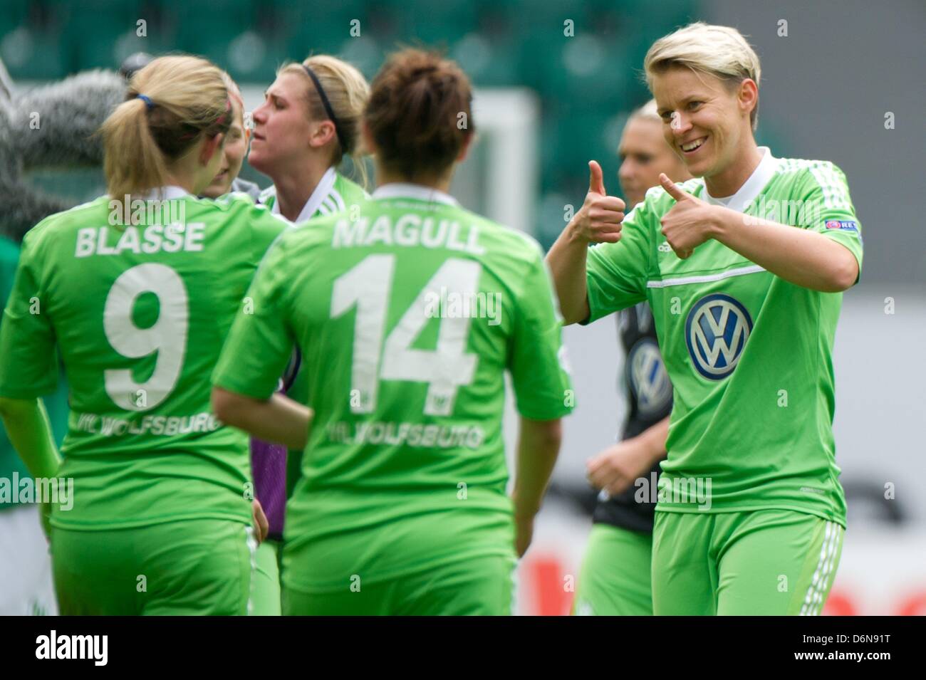 Wolfsburg's Ivonne Hartmann (R) gestures with Anna Blaesse (L) and Lina ...