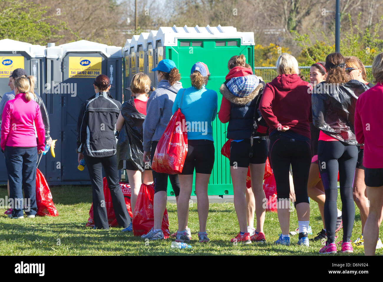 Virgin london marathon queue conveniences race start hi-res stock ...