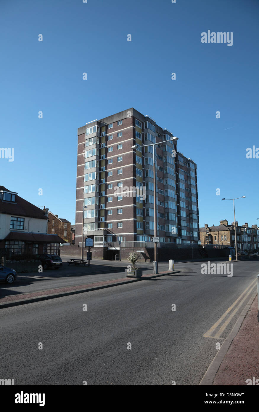 Apartments accommodation flats block hi-res stock photography and ...