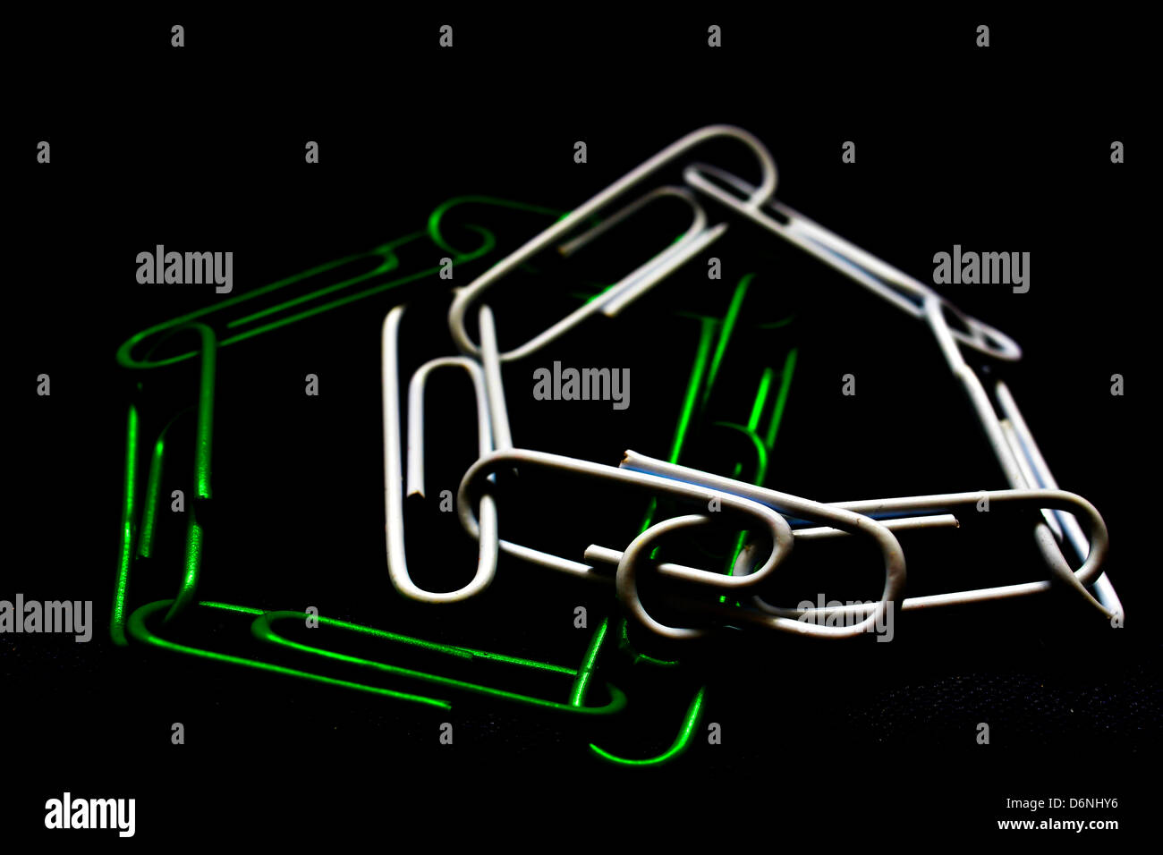 Paperclips chain hi-res stock photography and images - Alamy