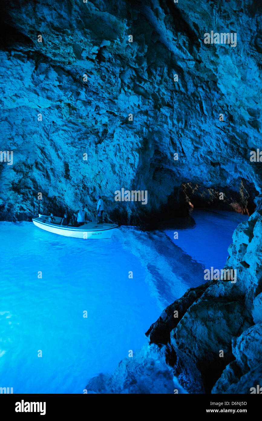 Blue cave boat hi-res stock photography and images - Alamy