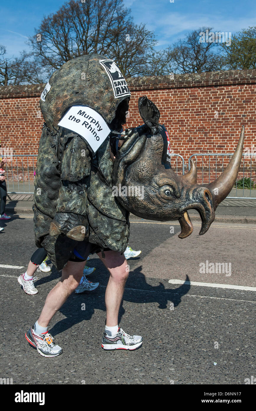 London marathon rhino virgin hi-res stock photography and images - Alamy