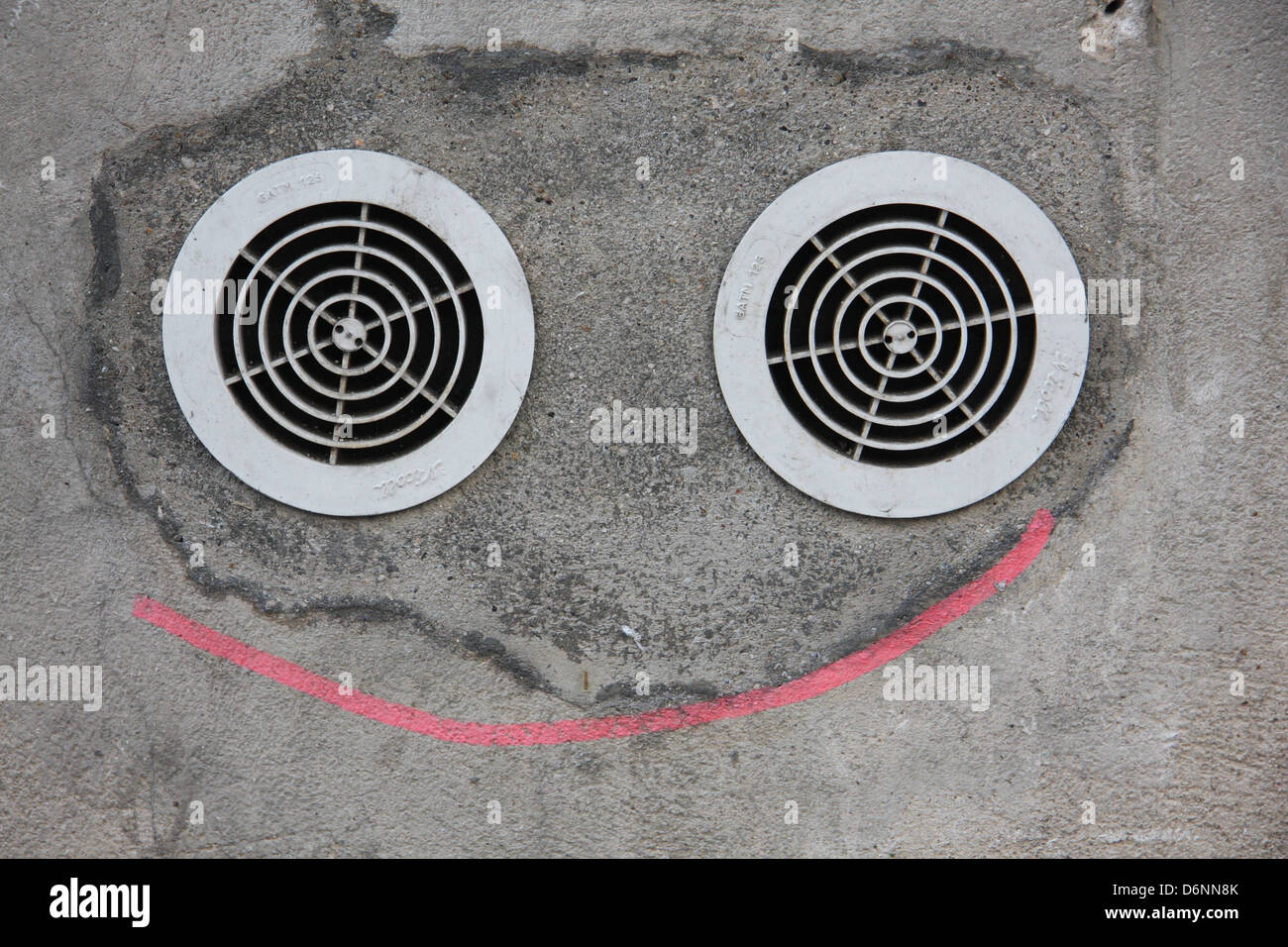 Smiley street art hi-res stock photography and images - Alamy
