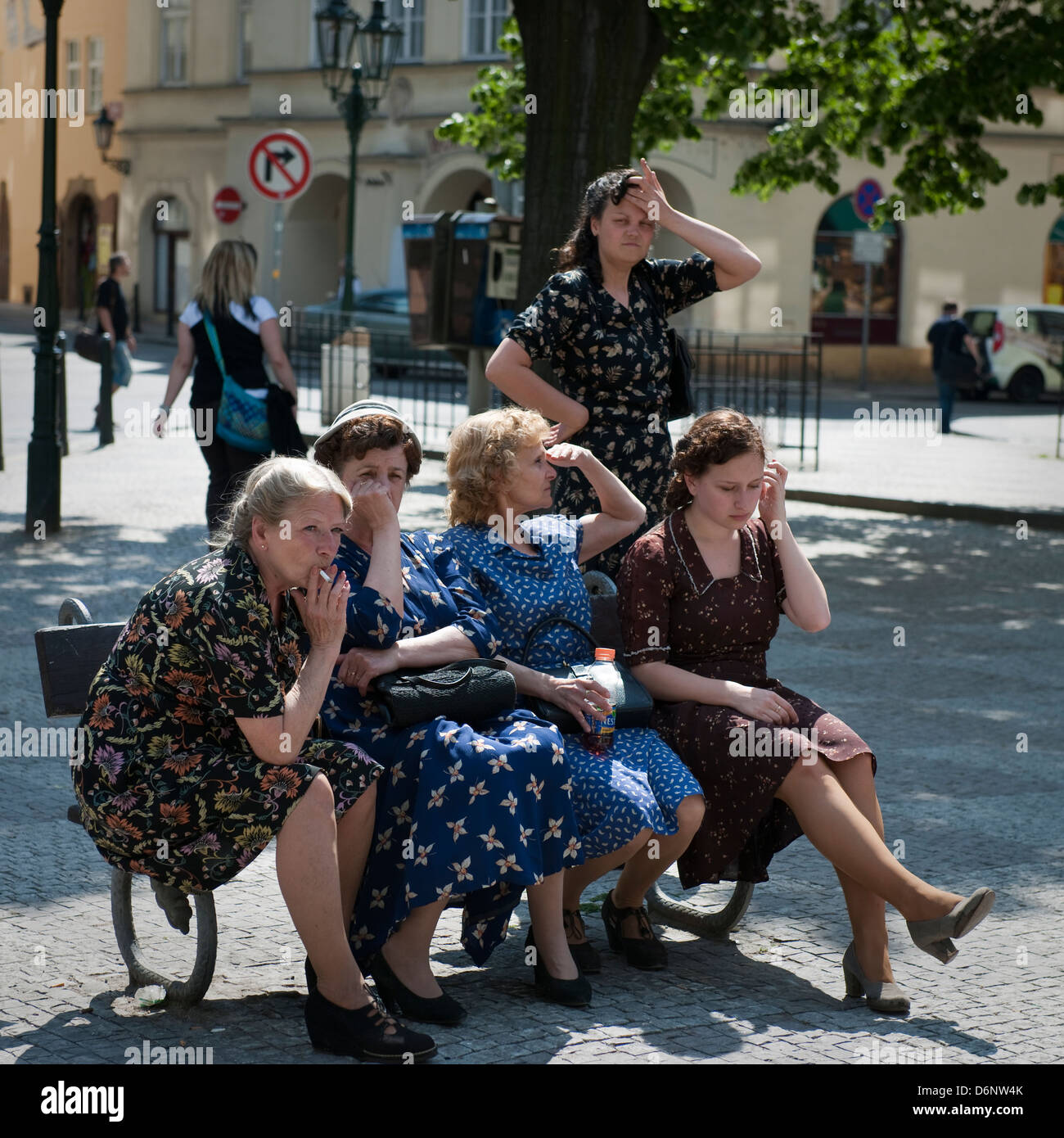 Extras hi-res stock photography and images - Alamy