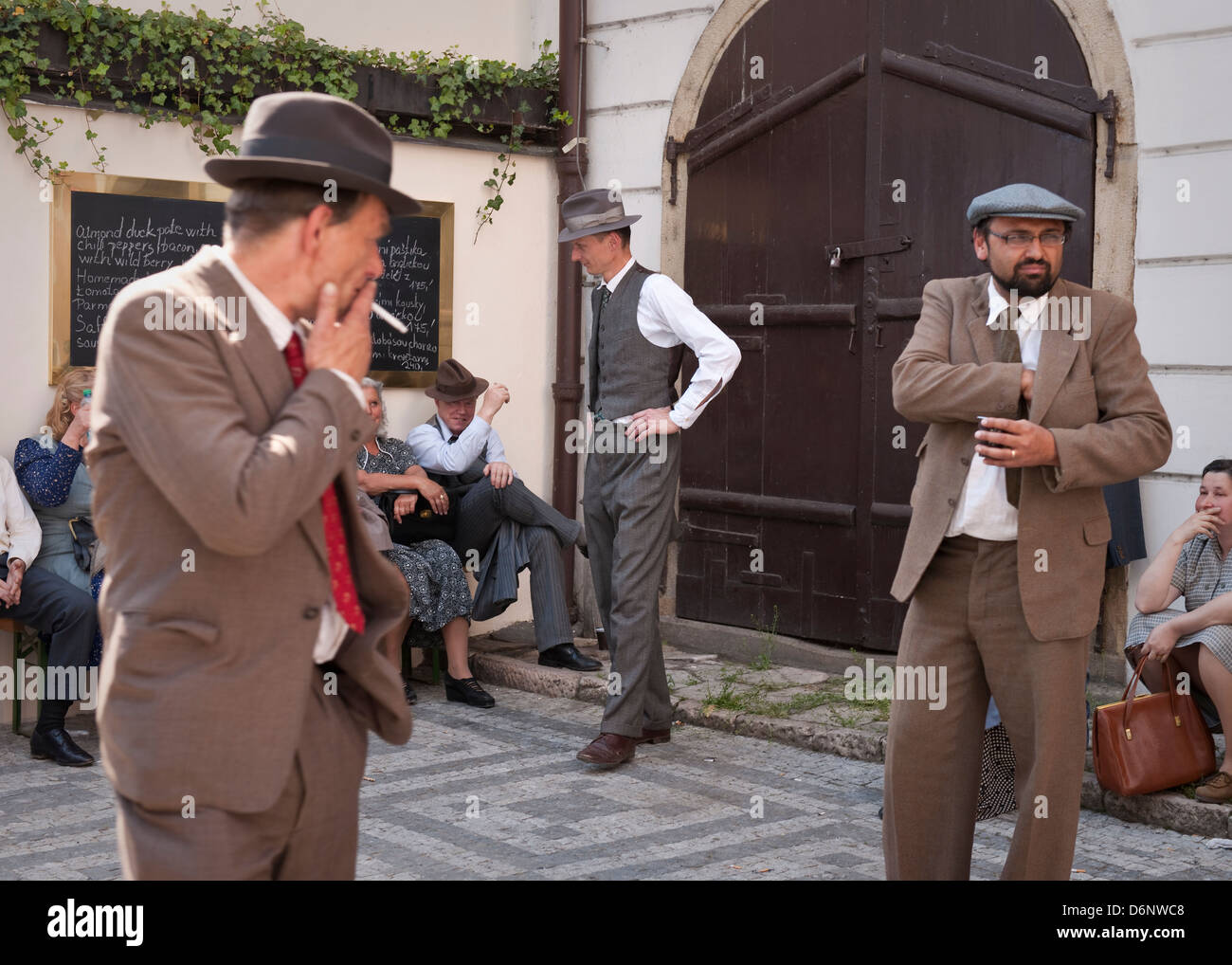 Film extras hi-res stock photography and images - Alamy