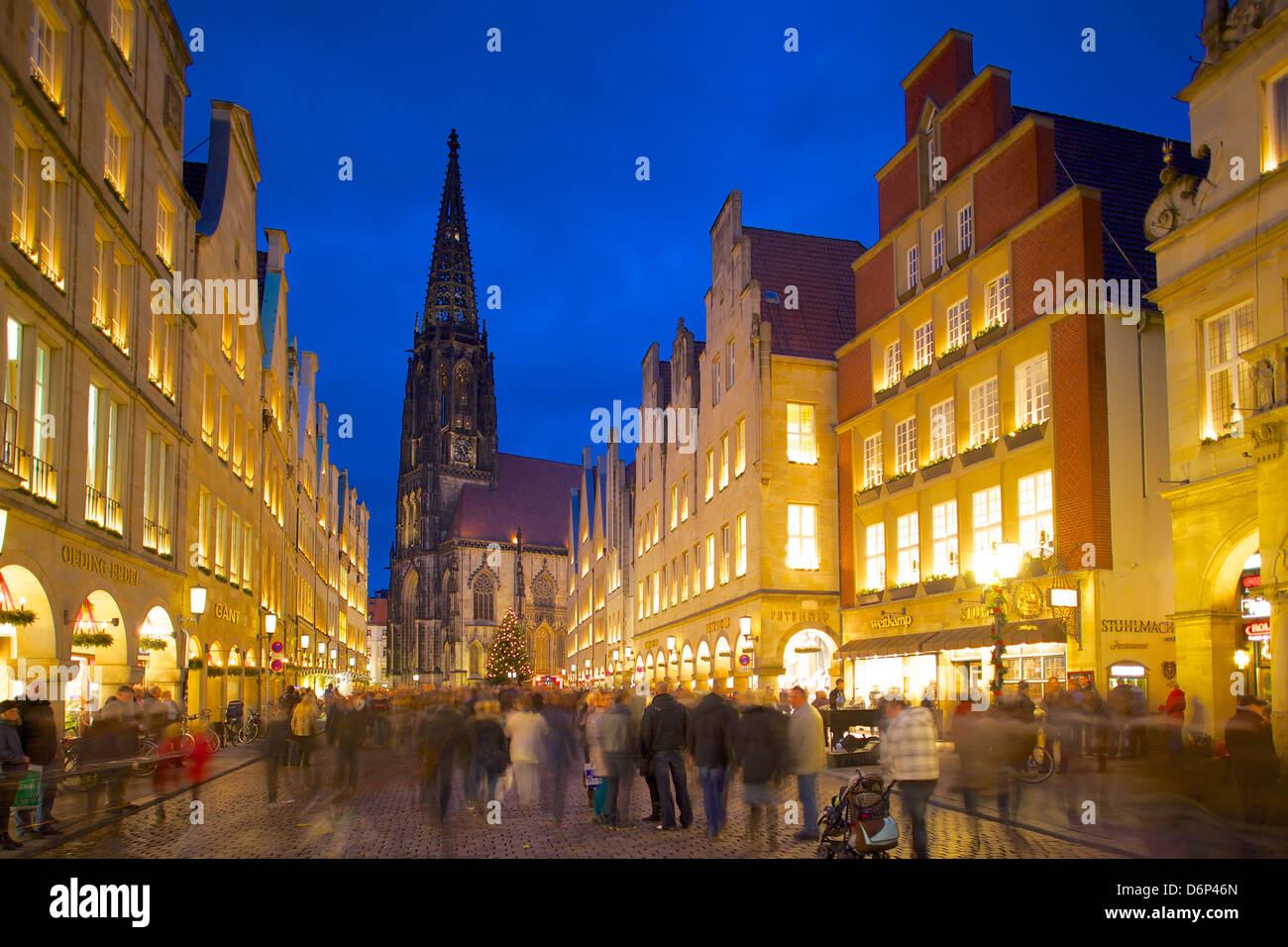 View of St. Lambert's Church and Prinzipalmarkt at Christmas, Munster ...