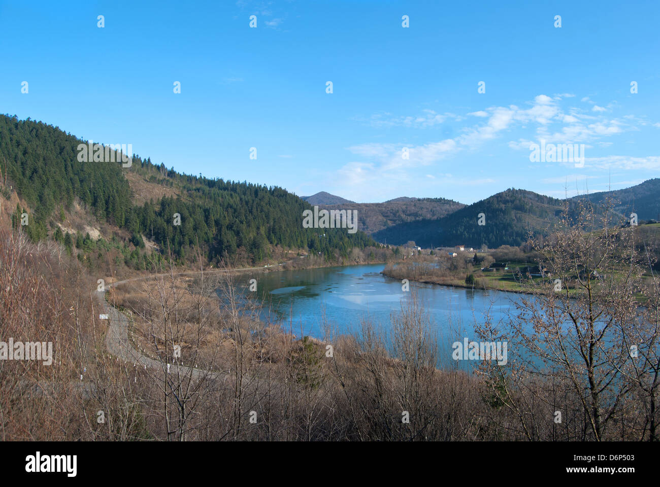 River running through the mountains hi-res stock photography and images ...