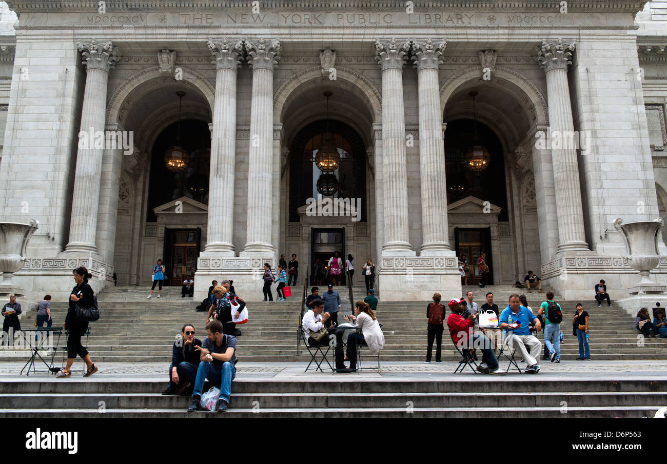 People sitting outside the New York Public Library Stock Photo - Alamy