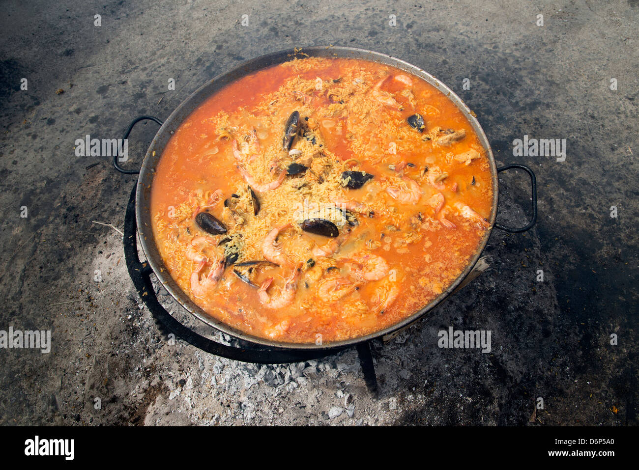 Spanish Paella cooking in a pan on hot embers Stock Photo - Alamy