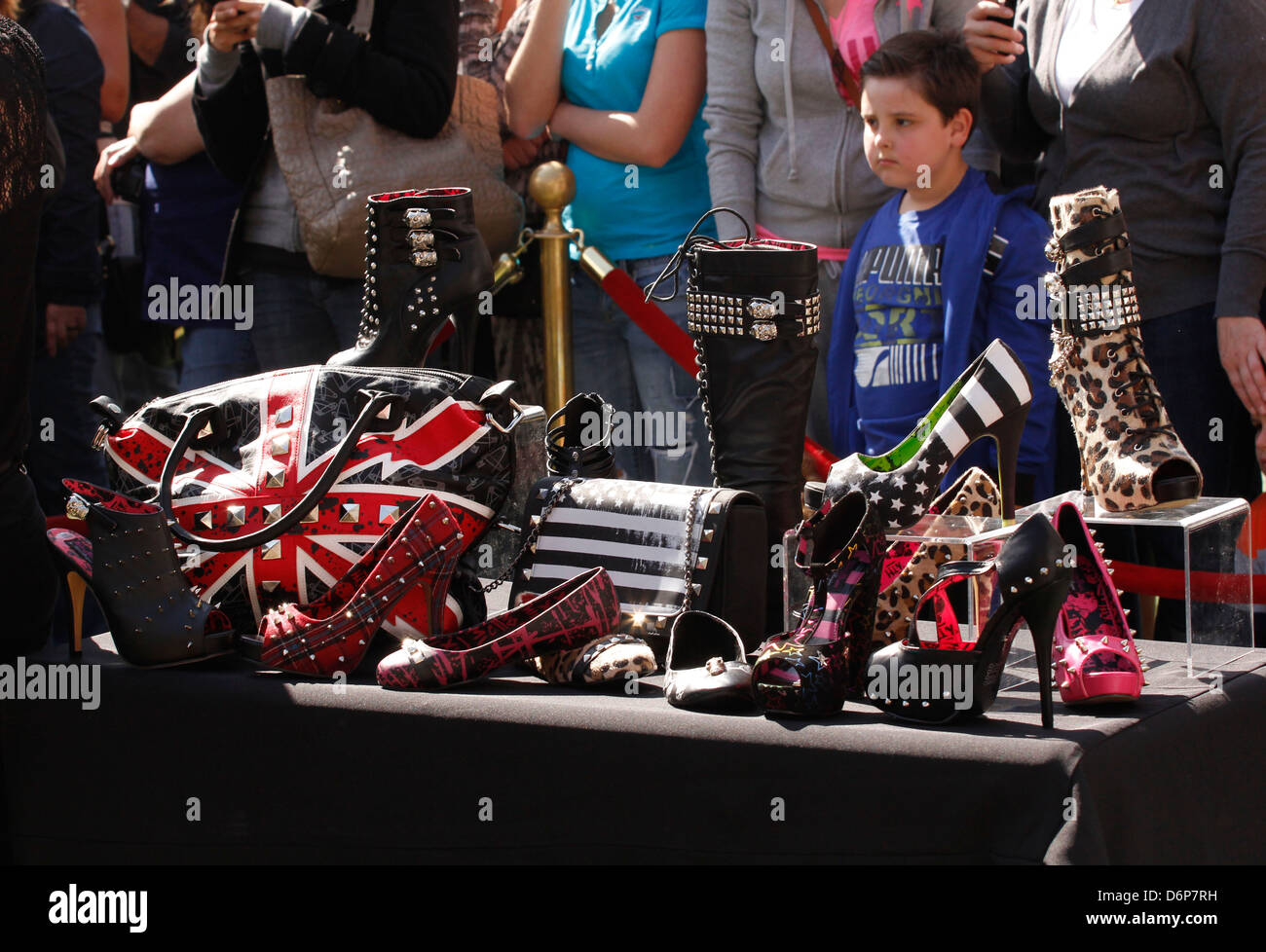 Atmosphere Avril Lavigne appears on the entertainment news show 'Extra ...