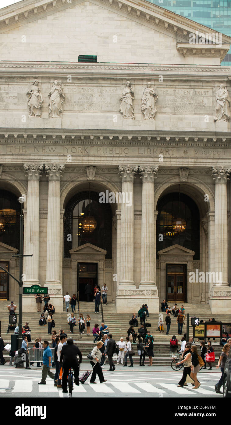 Entrance to the main branch of the New York Public Library on Fifth ...