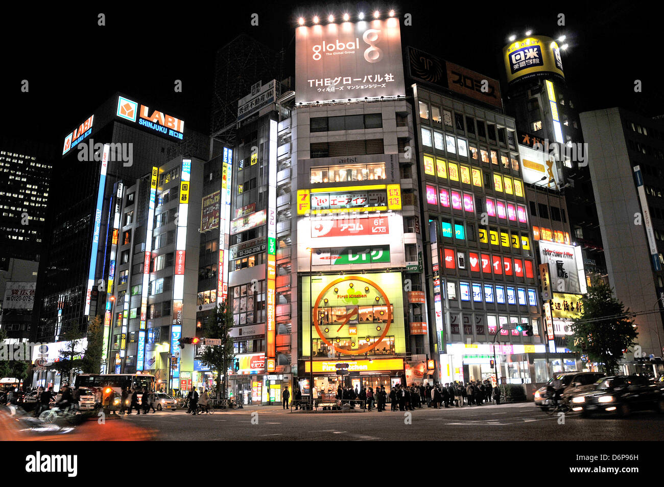 street scene by night Shinjuku Tokyo Japan Stock Photo - Alamy