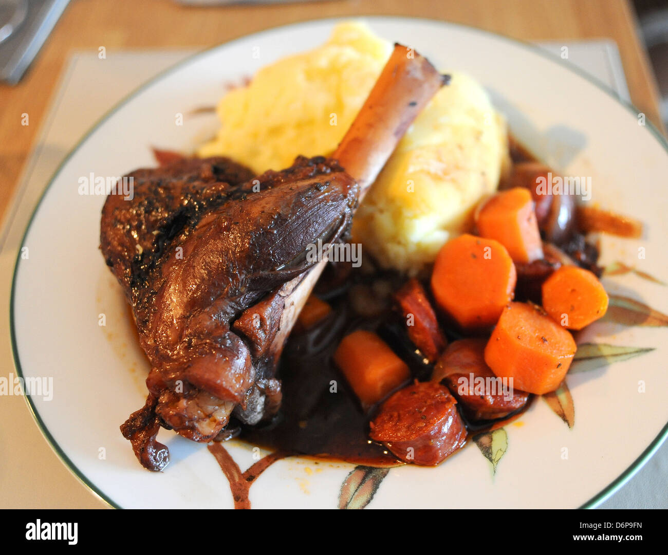 Uk lamb shanks hi-res stock photography and images - Alamy