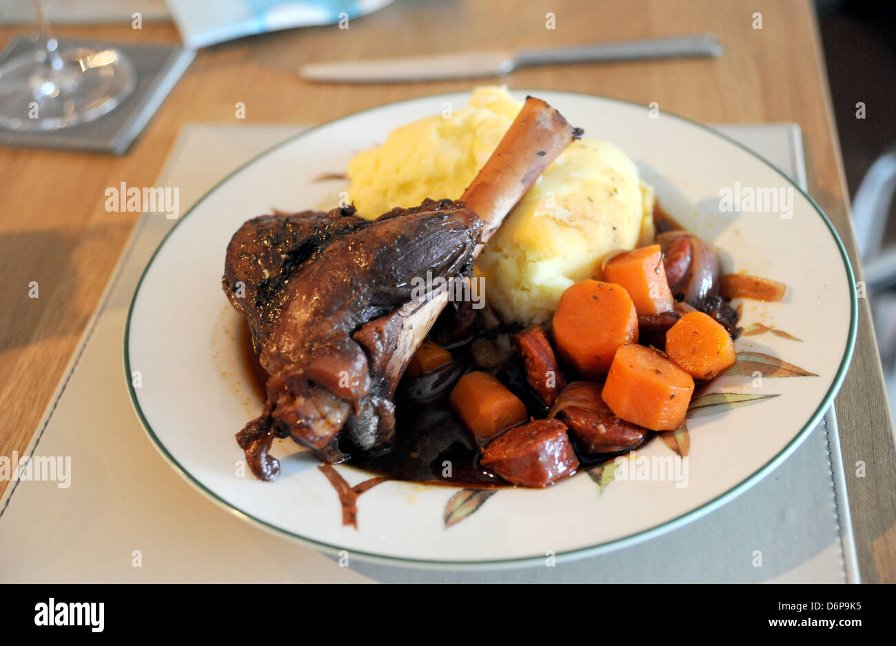 Uk lamb shanks hi-res stock photography and images - Alamy