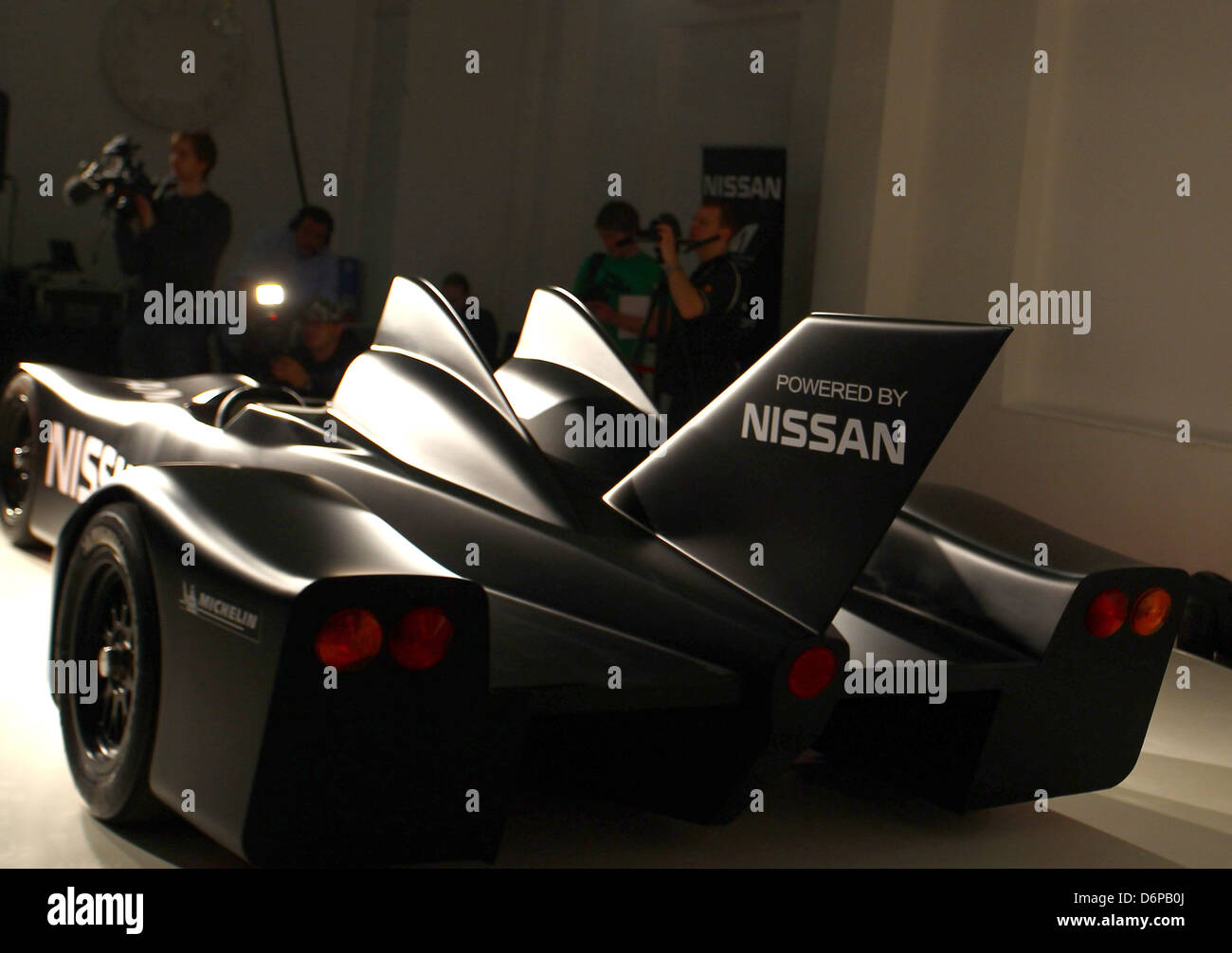 Nissan DeltaWing Le Mans racing car Nissan DeltaWing racer unveiled ...