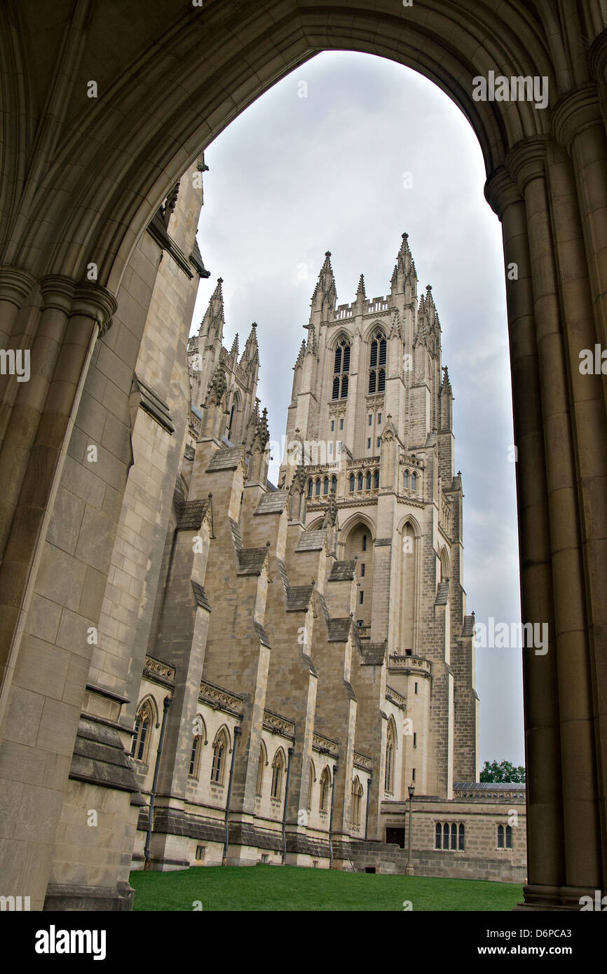 Trough columns hi-res stock photography and images - Alamy