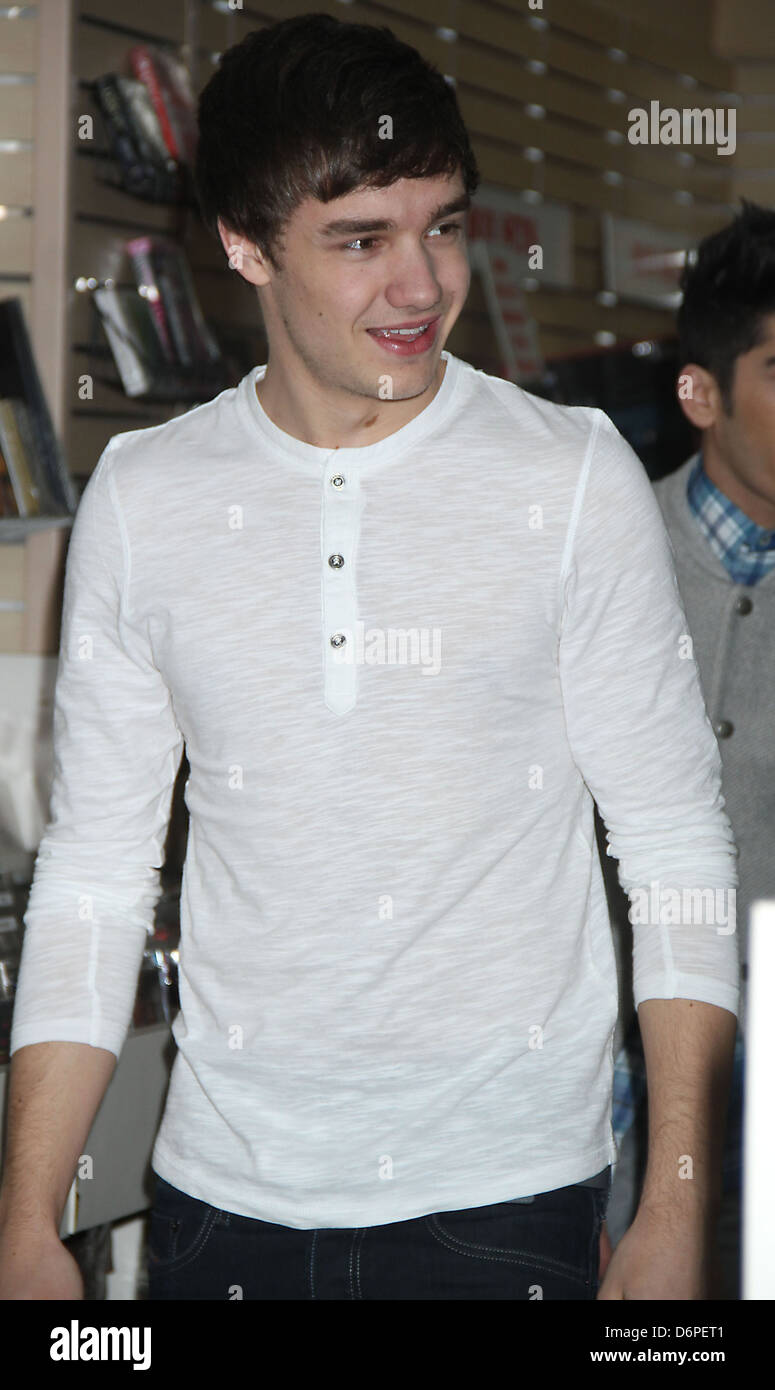 Liam Payne of One Direction arrives to sign autographs at J&R Music ...
