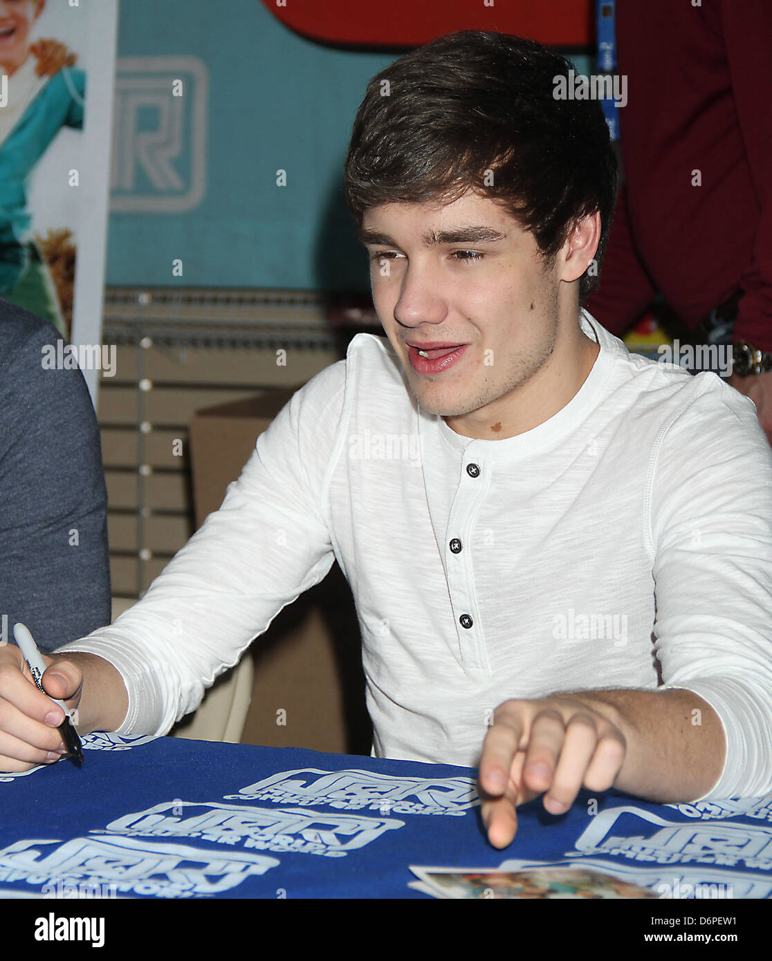 Liam Payne One Direction sign autographs at J&R Music World in New York ...