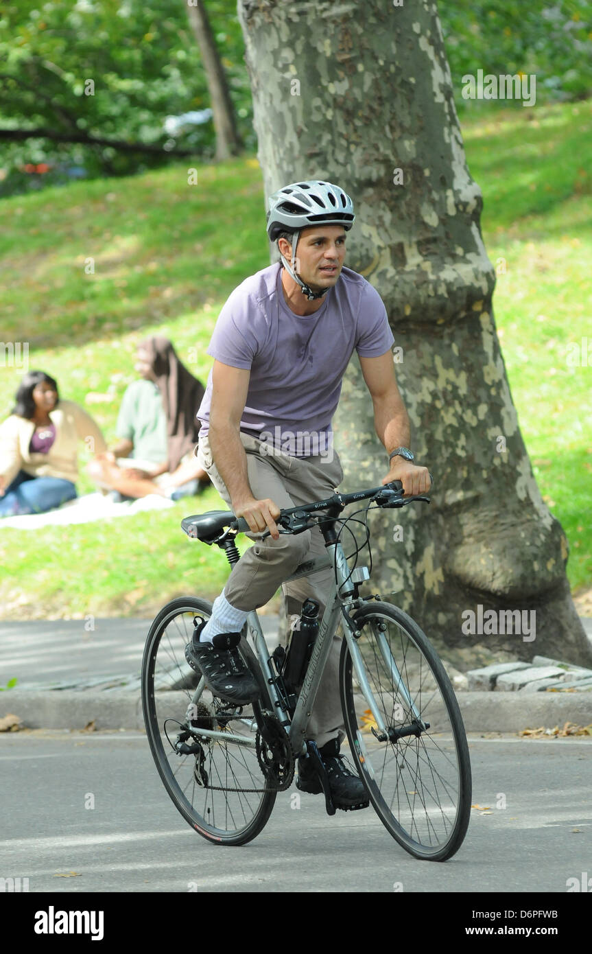Mark Ruffalo is seen on location in Central Park shooting their new ...