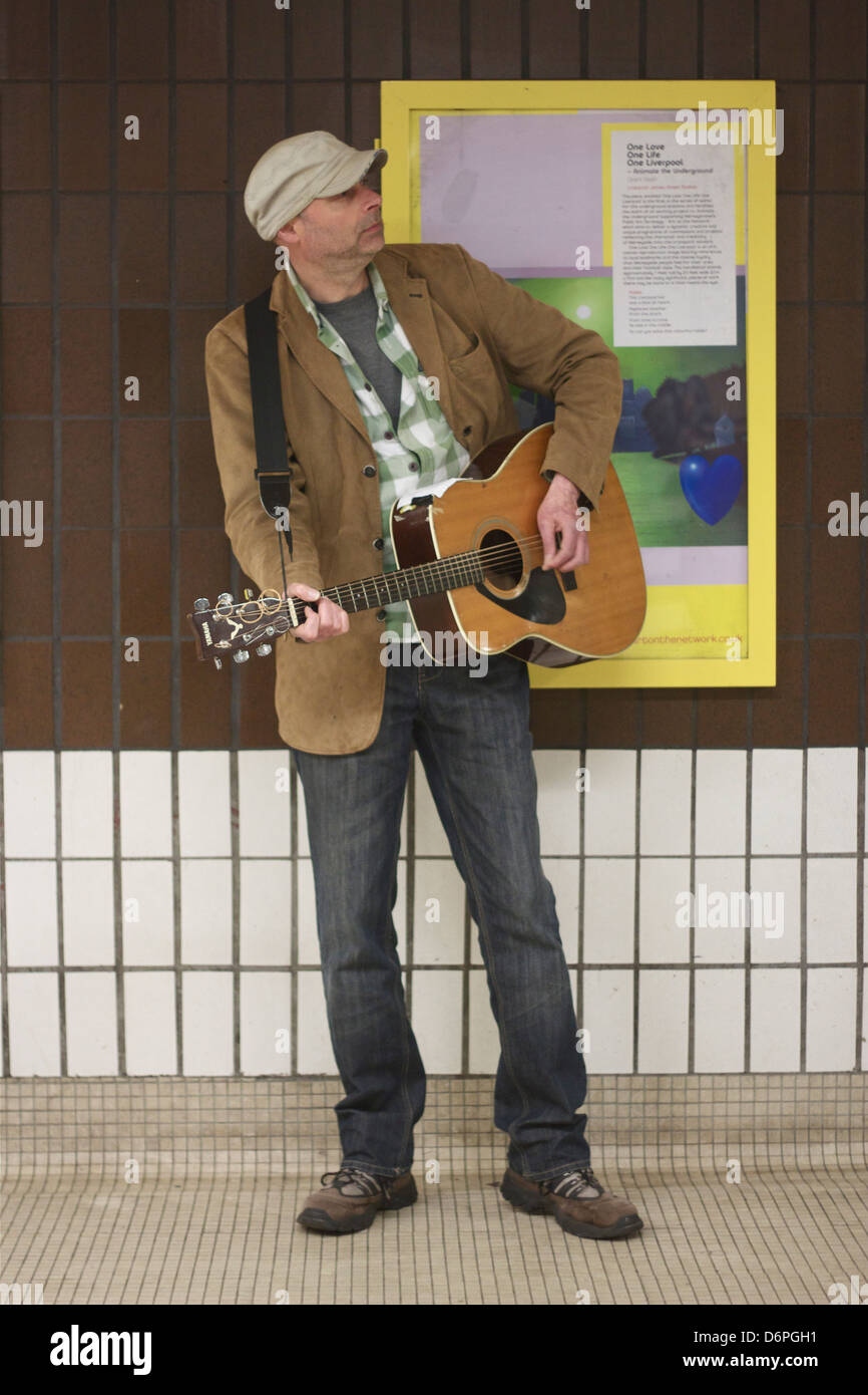 Guitar street singer hi-res stock photography and images - Alamy