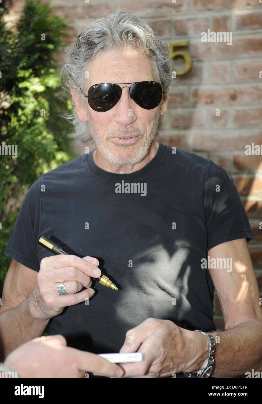 Roger Waters meets fans and signs autographs in Buenos Aires. The Pink ...