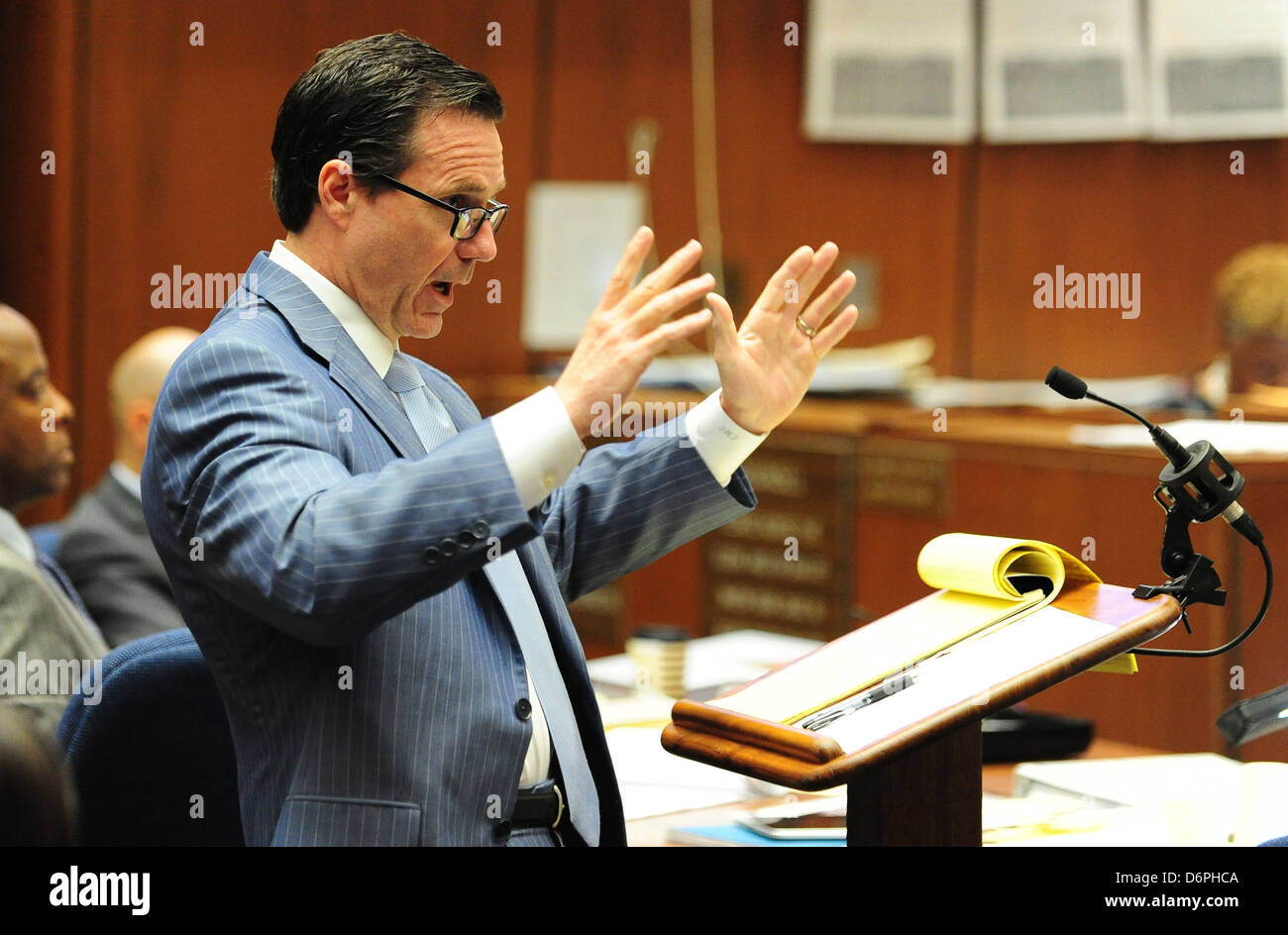 Defense attorney Ed Chernoff cross examens LAPD Det. Scott Smith during ...