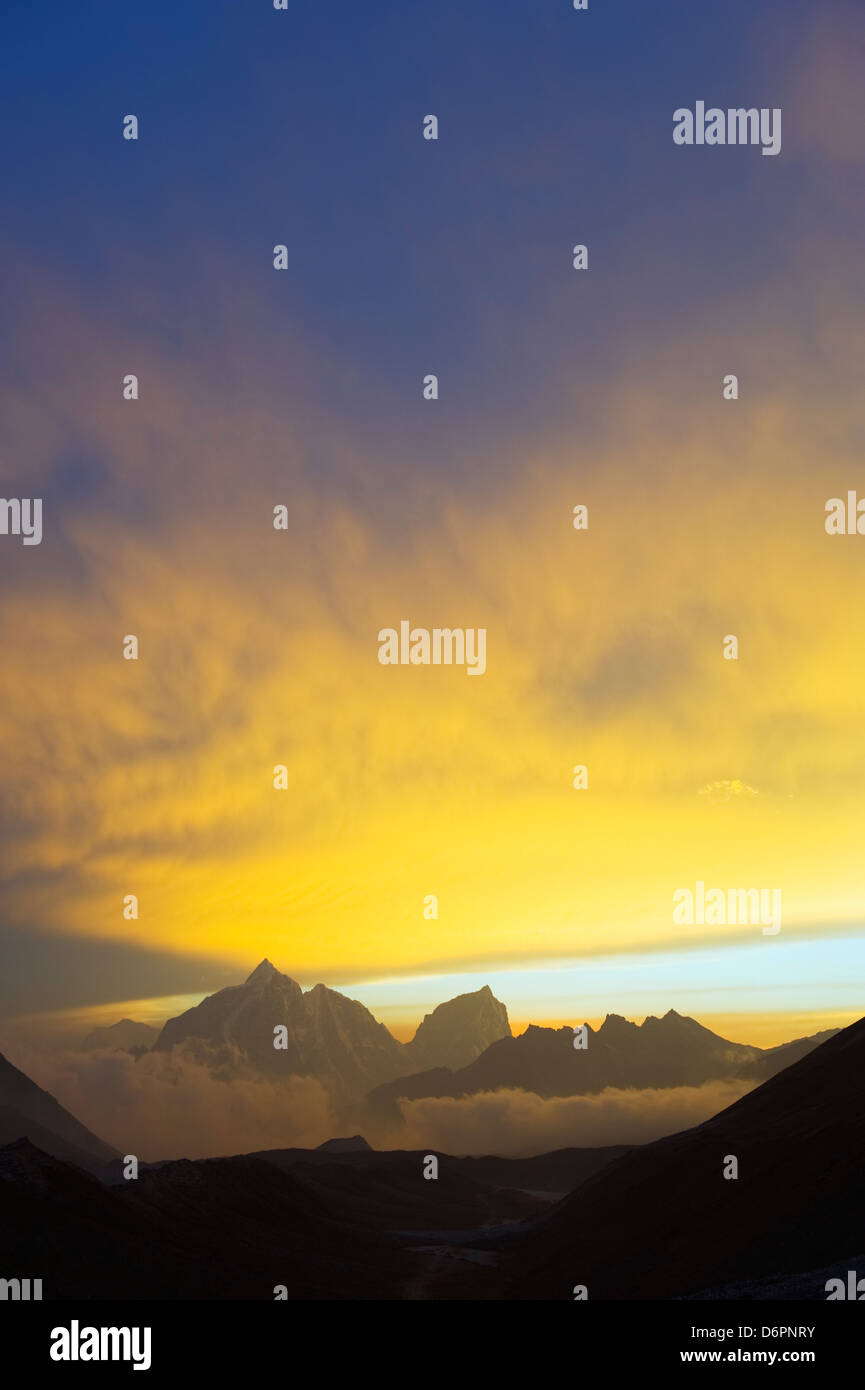 Sunset over everest mountain hi-res stock photography and images - Alamy