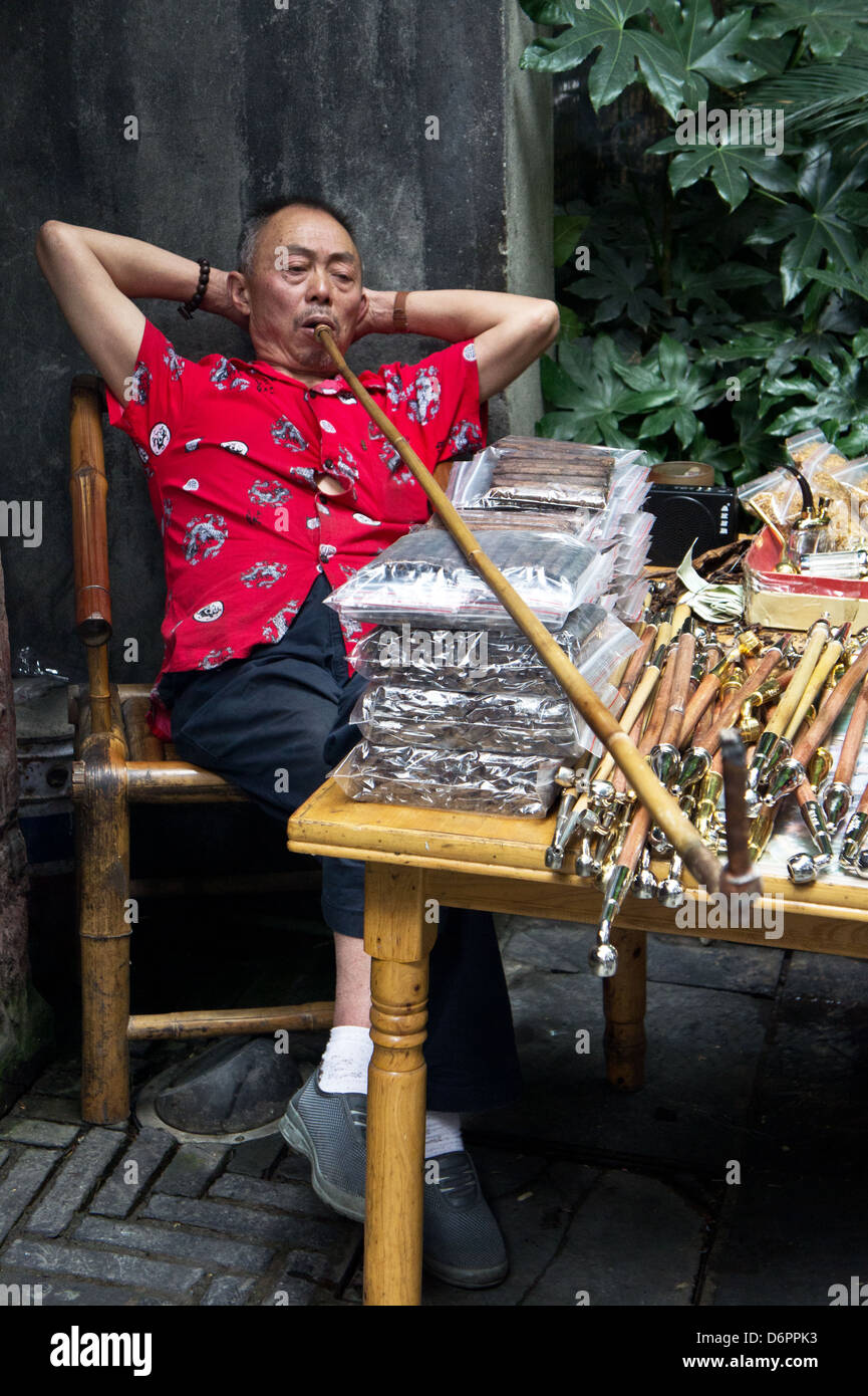 Chengdu, Kuan Zhai Xiang Zi historic city, man selling tobacco pipes ...