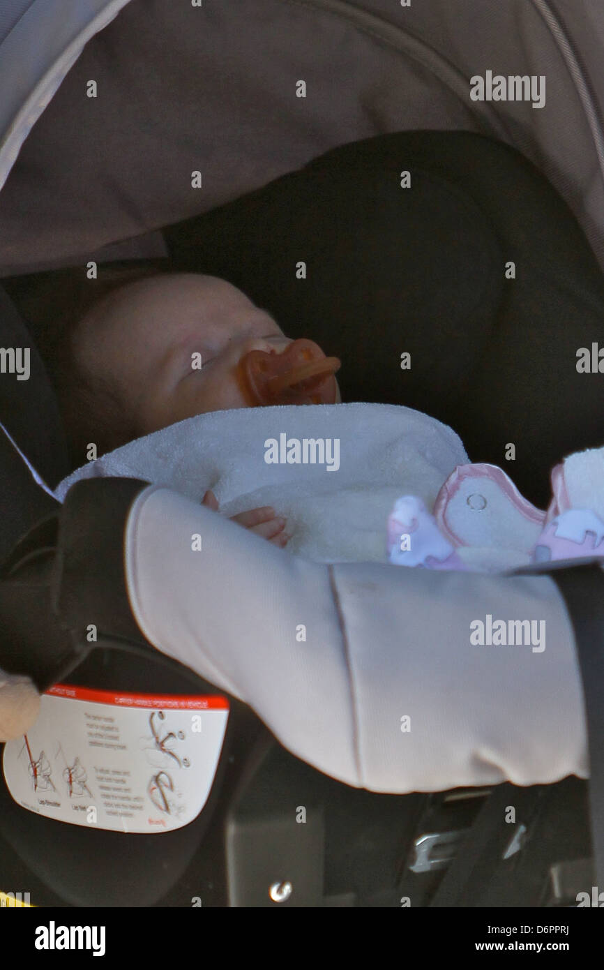 Jessica alba and baby honor marie hi-res stock photography and images ...