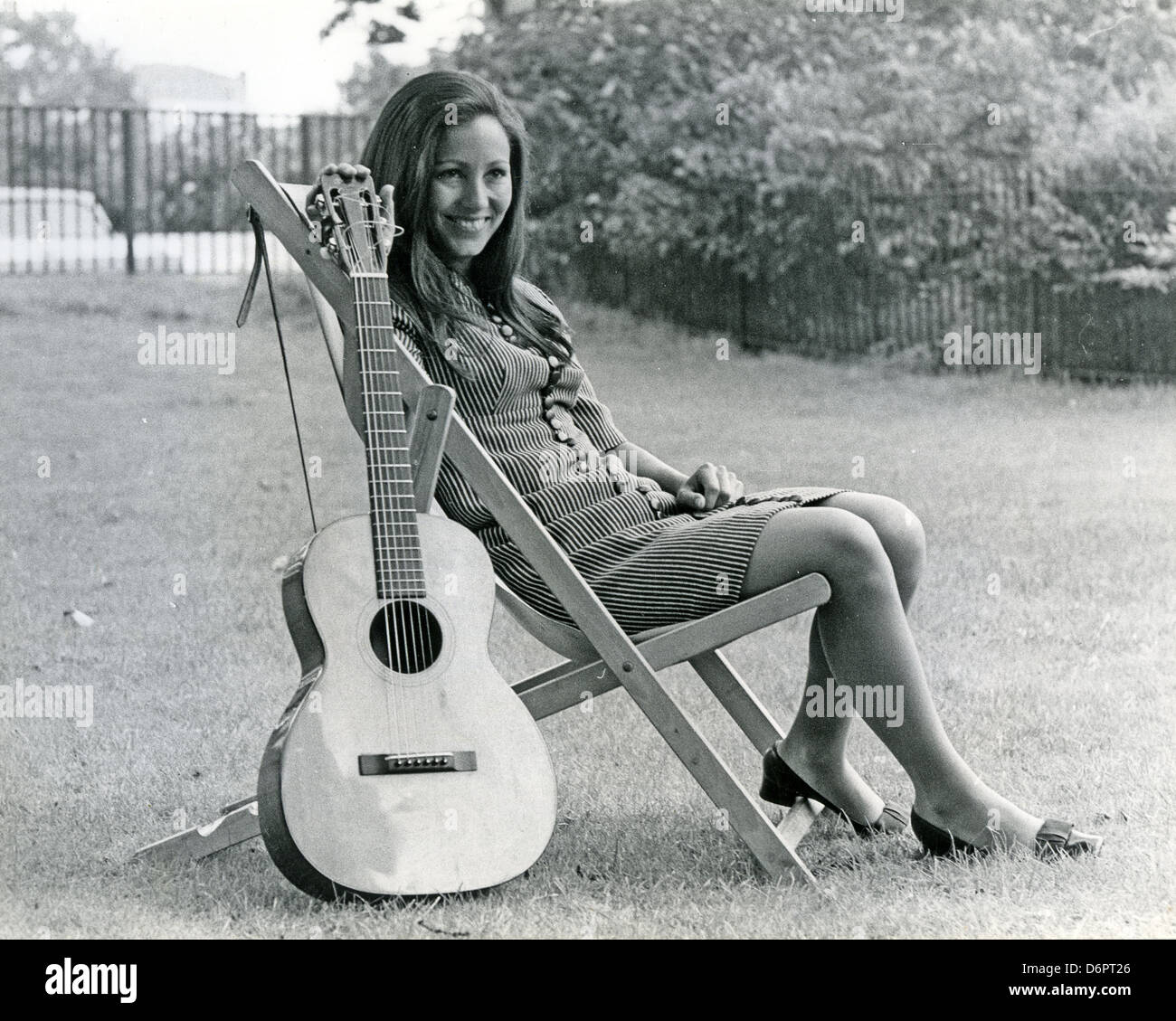 JULIE FELIX US folk singer in August 1966. Photo Tony Gale Stock Photo ...