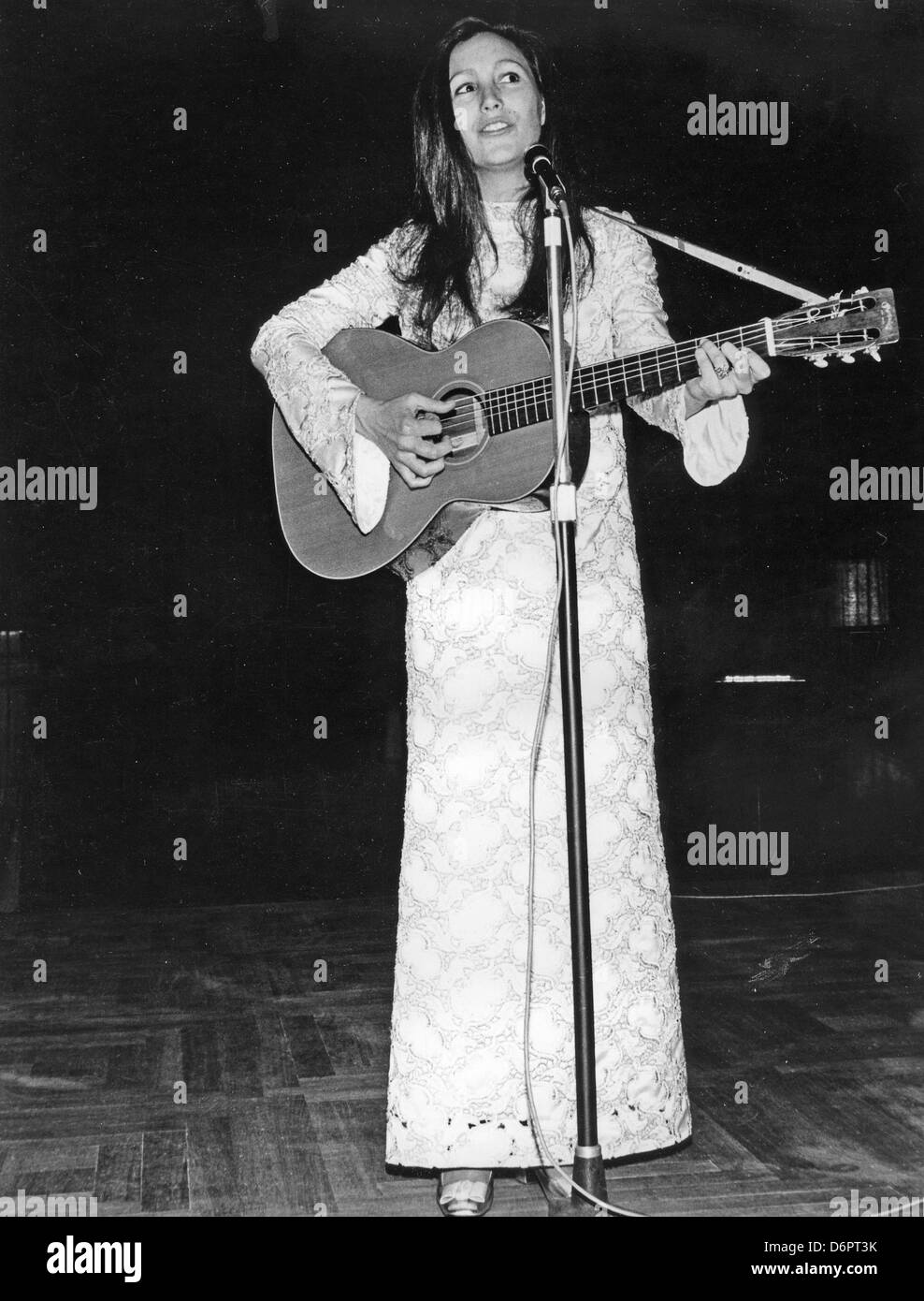 JULIE FELIX US folk singer in April 1967 Stock Photo - Alamy