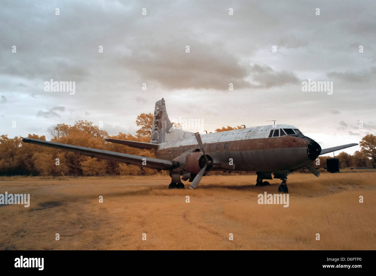 Abandoned rusting passenger plane in a field hi-res stock photography ...